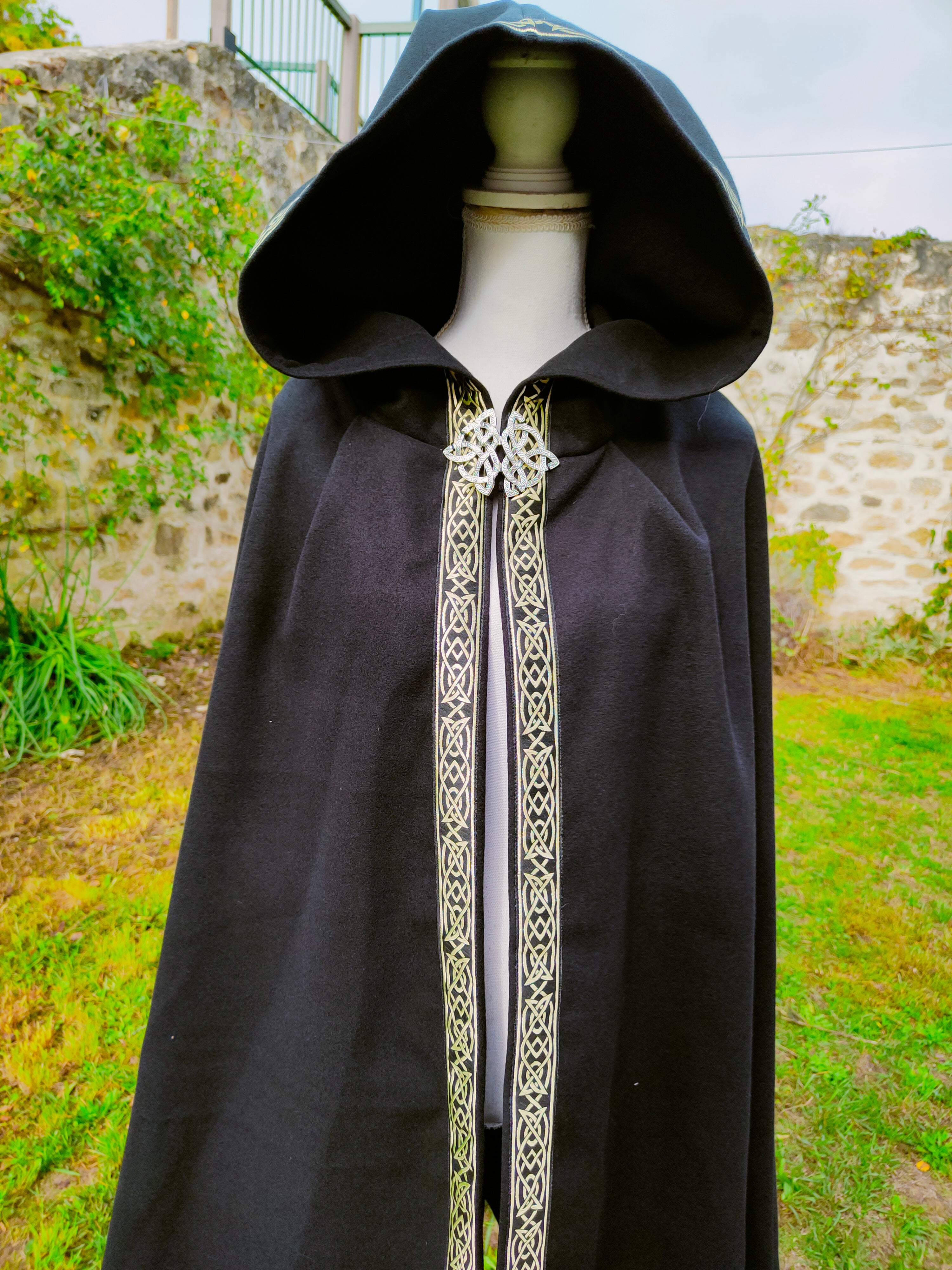Cape médiévale noire mixte en lainage avec galon noir et doré. – Asgard ...